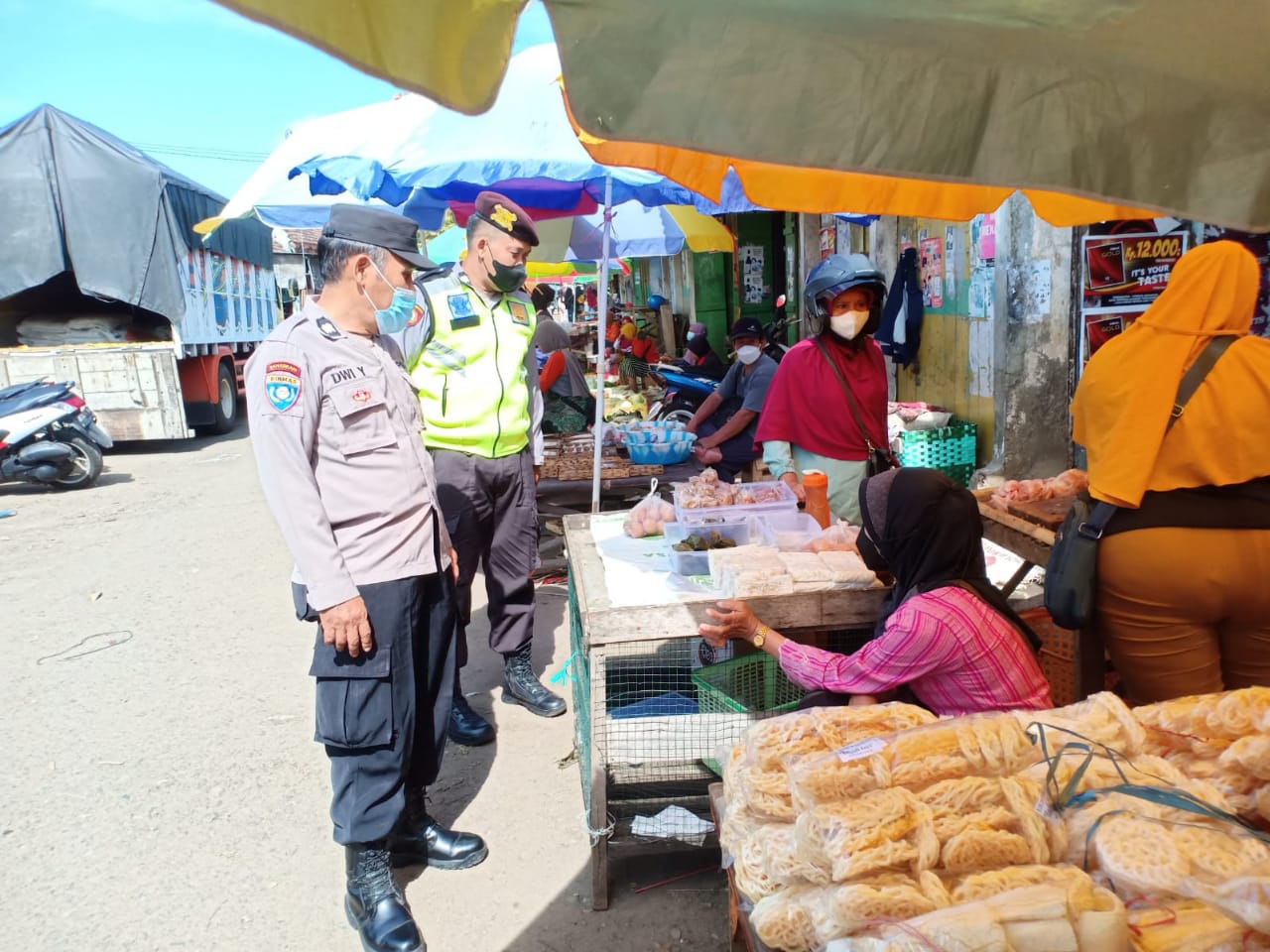 Sosialisasi Prokes, Pamor Keris Blusukan Di Pasar Ngrambe | Kontrol News