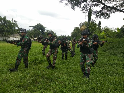 Persiapan Pratugas Batalyon Infanteri Raider 300/BJW Latihan Menembak ...