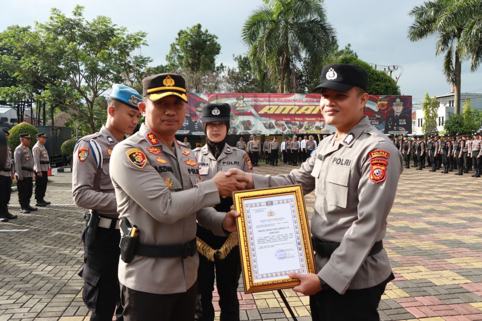Kapolres Tasikmalaya Kota Pimpin Upacara Kenaikan Pangkat Pengabdian dan Pemberian Penghargaan ...