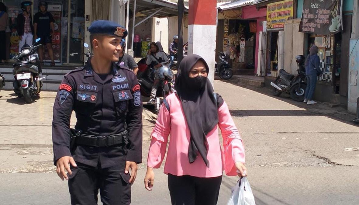 Brimob Jabar Beri Pelayanan Rasa Nyaman Kepaa Masyarakat Sekitar Mako | Kontrol News