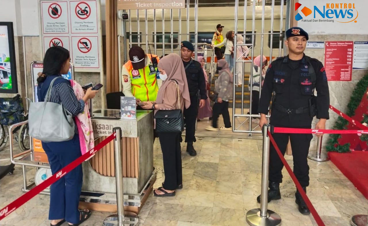 Sat Brimob Polda Jabar Amankan Stasiun Kota Bandung Dalam Rangka Akhir ...