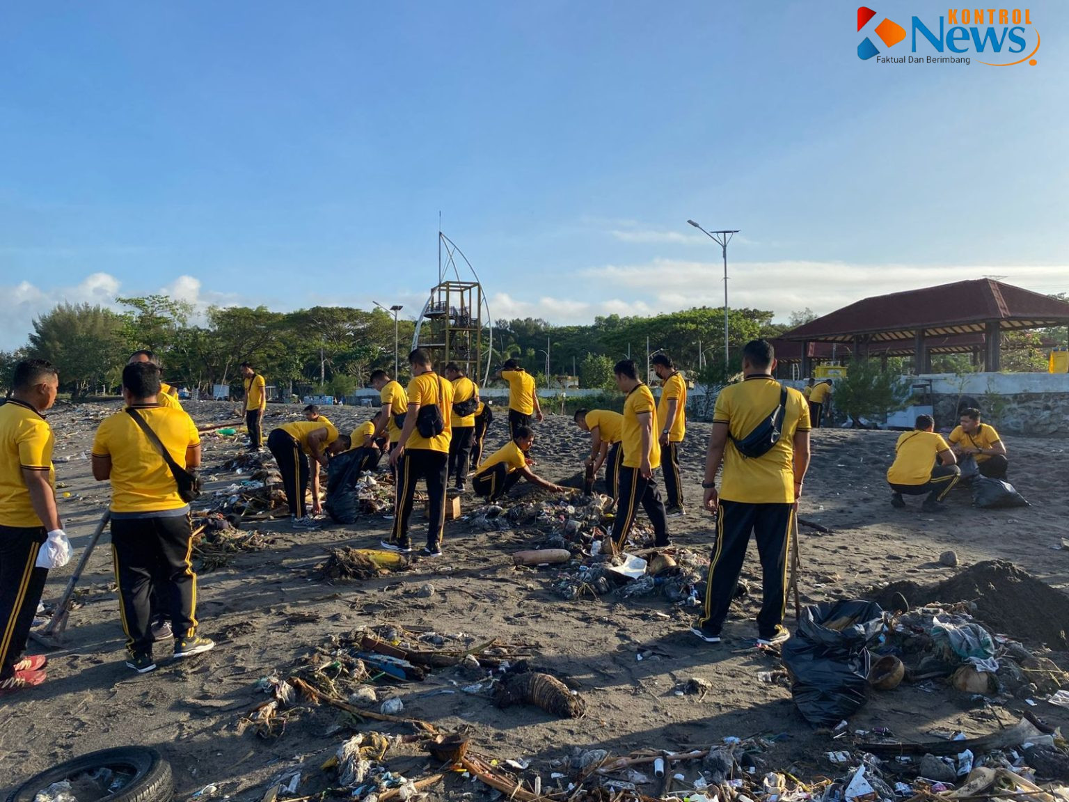 Personel Ditpolairud Polda NTB Gelar Olahraga Bersama dan Aksi Bersih-Bersih di Pantai Loang ...